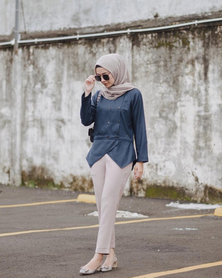 Ide Pose Hunting Foto Model Hijab Outdoor Keren untuk Feed Instagram ...