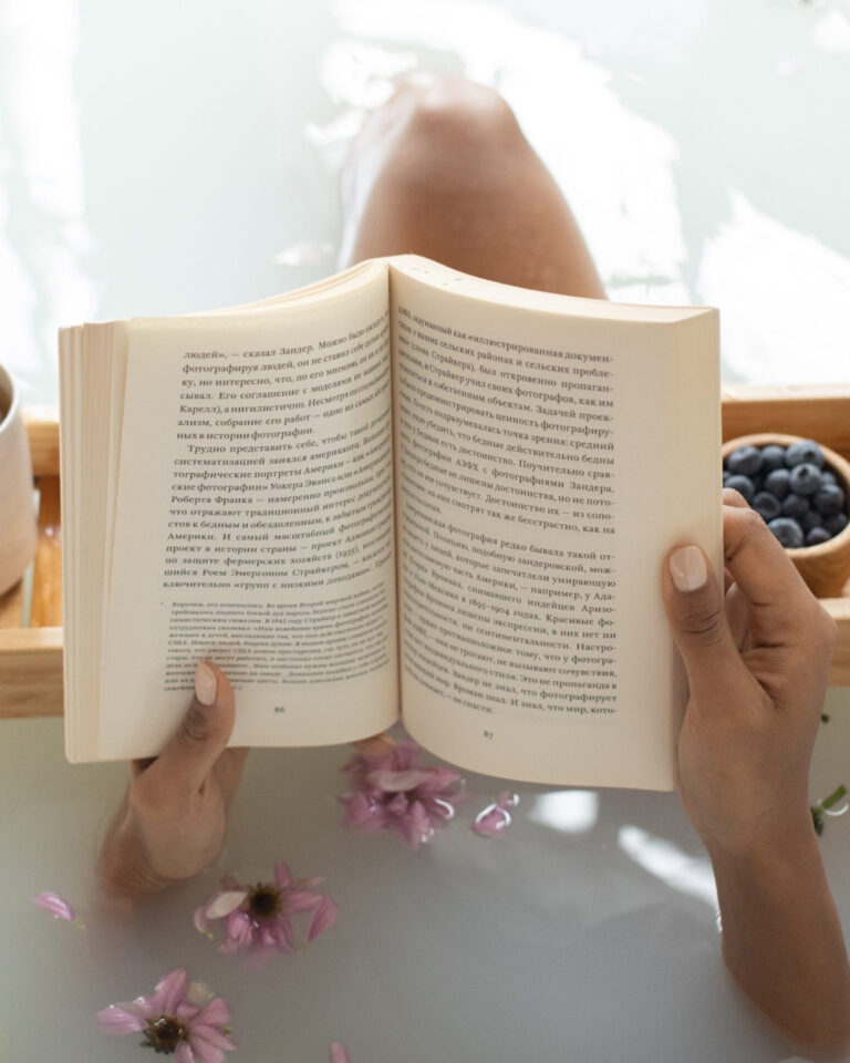 Foto Aesthetic Buku yang Instagramable Banget - Matamu