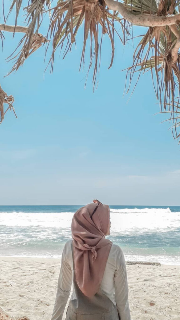 Foto Aesthetics Hijab Di Pantai Matamu
