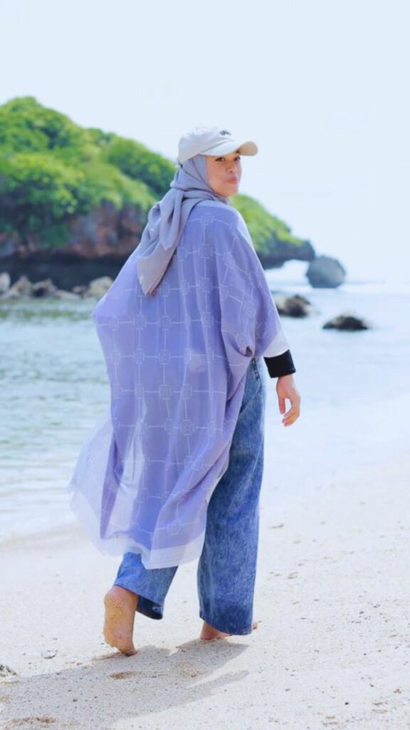 7 Ide OOTD Hijabers Aesthetic Dengan Outer Scarf - Matamu