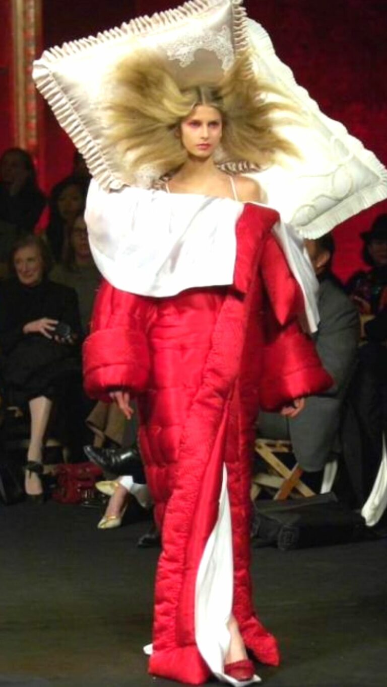 9 Busana Catwalk yang Aneh dan Bikin Ngakak - Matamu