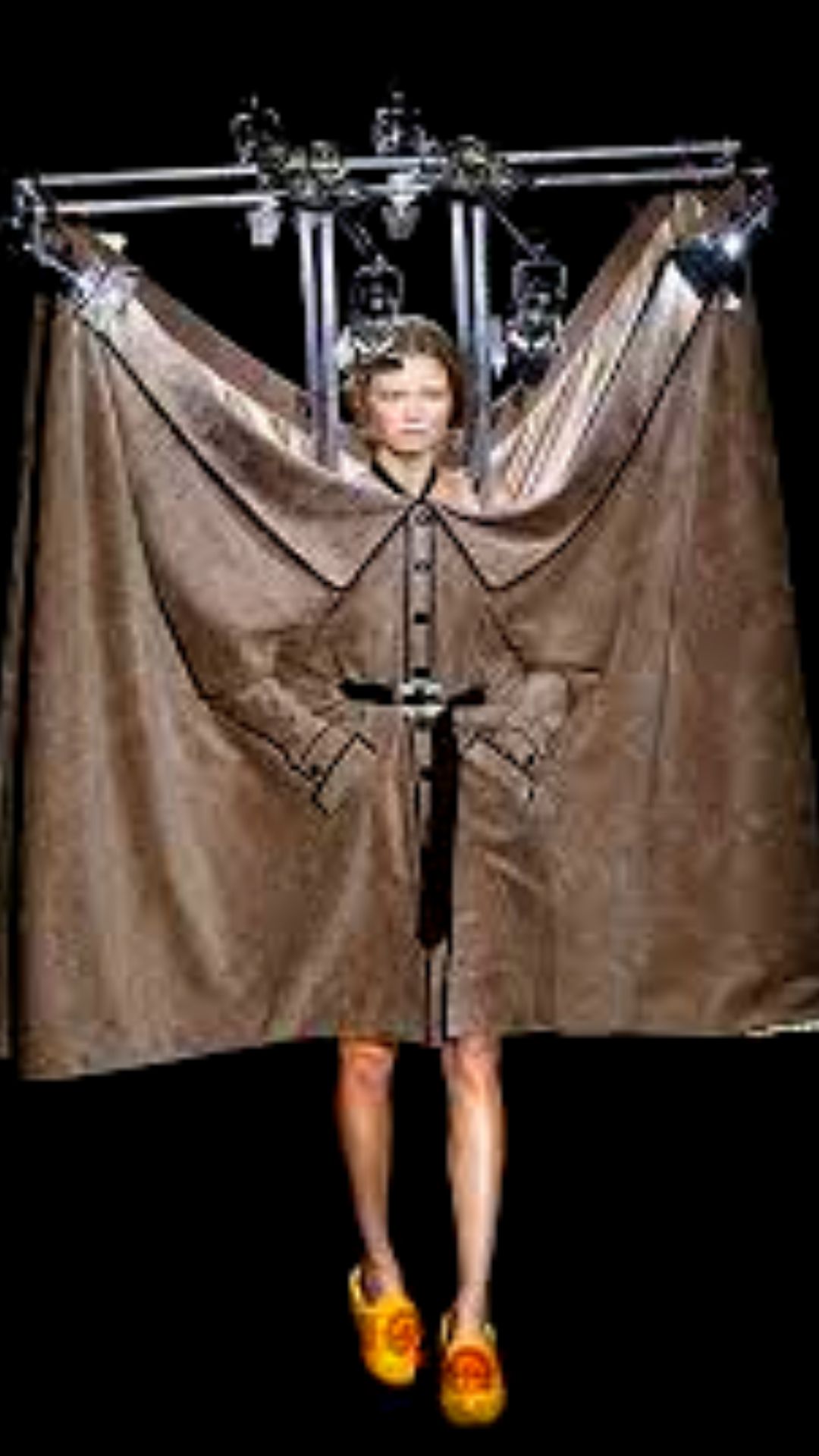 9 Busana Catwalk yang Aneh dan Bikin Ngakak - Matamu