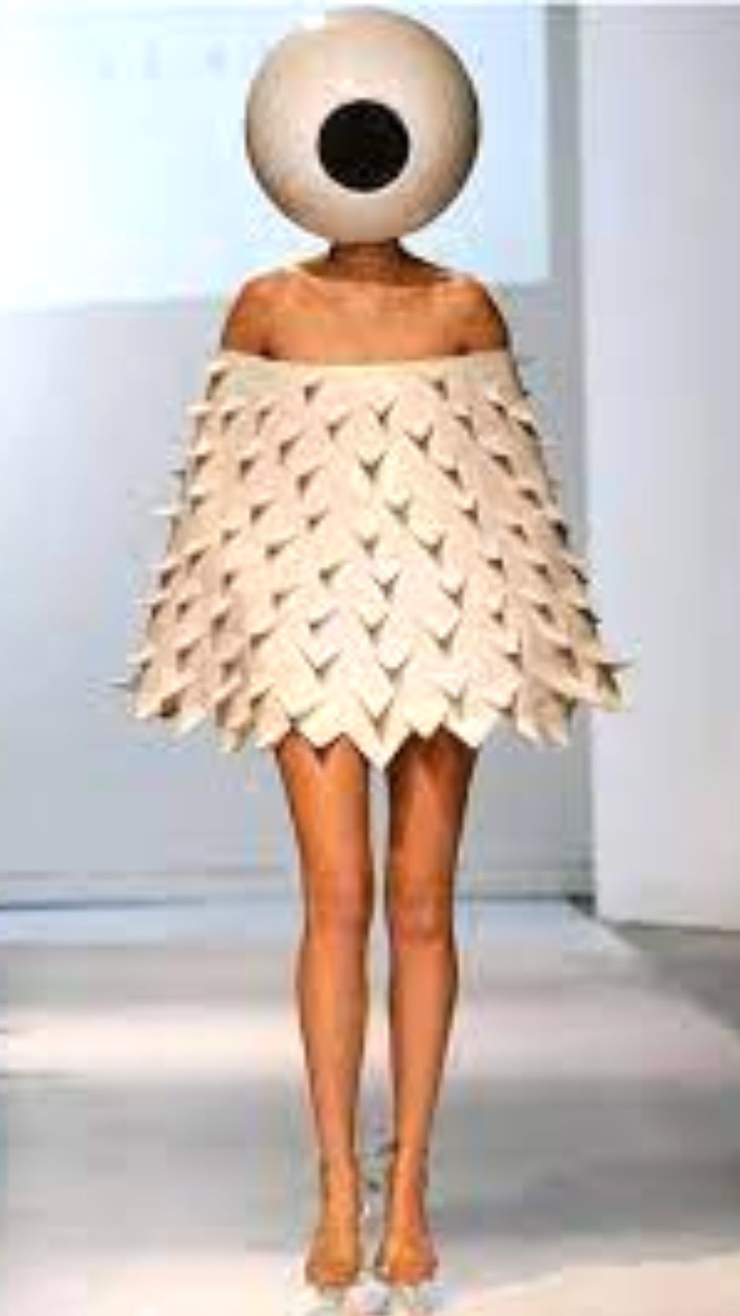 9 Busana Catwalk yang Aneh dan Bikin Ngakak - Matamu