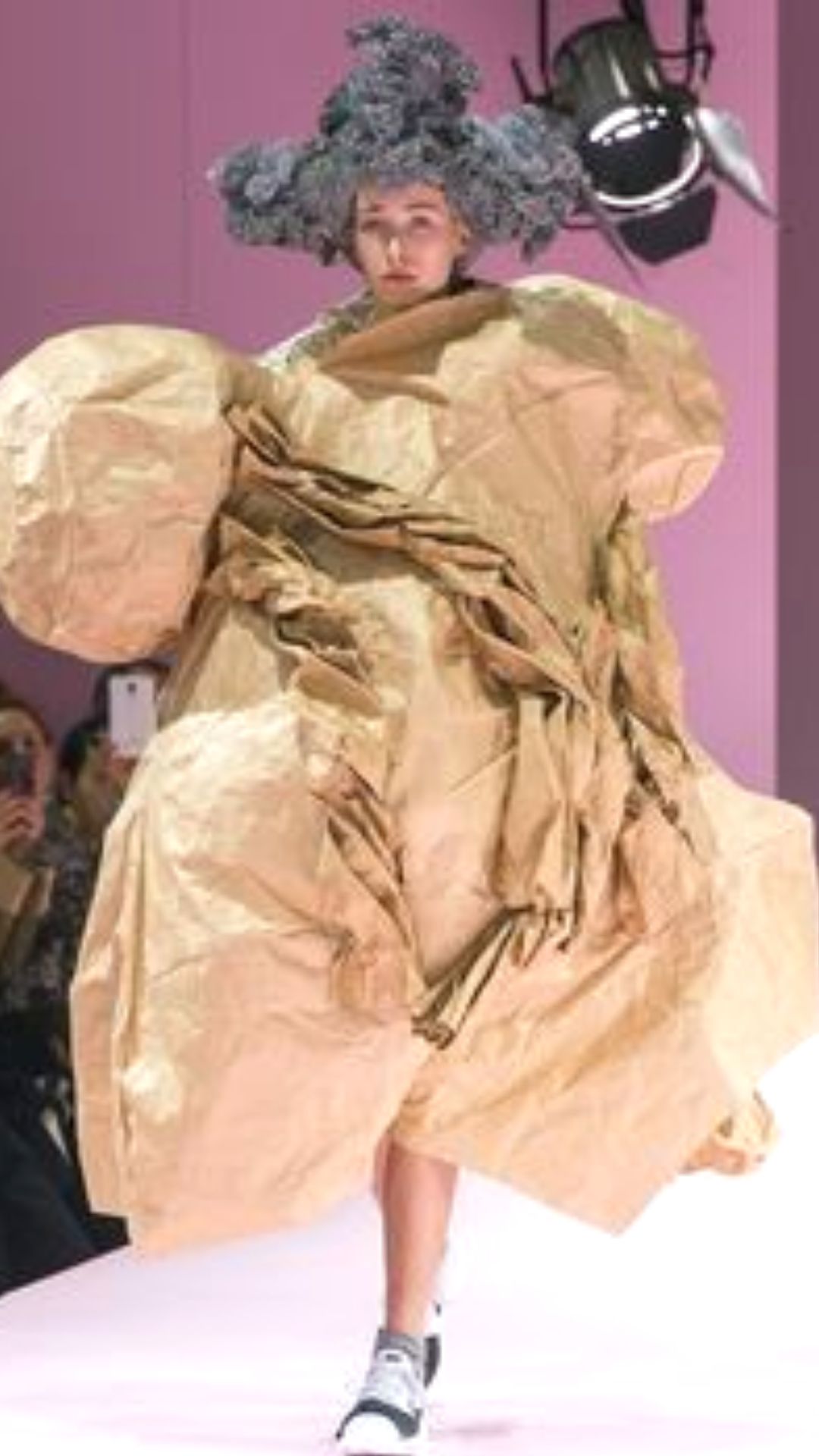 9 Busana Catwalk yang Aneh dan Bikin Ngakak - Matamu